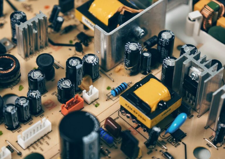 TIPOS DE COMPONENTES ELECTRÓNICOS: LO QUE DEBES SABER